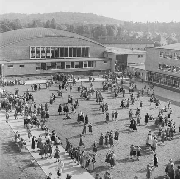 Pupils outside Kidbrooke Comprehensive school hall | London Museum
